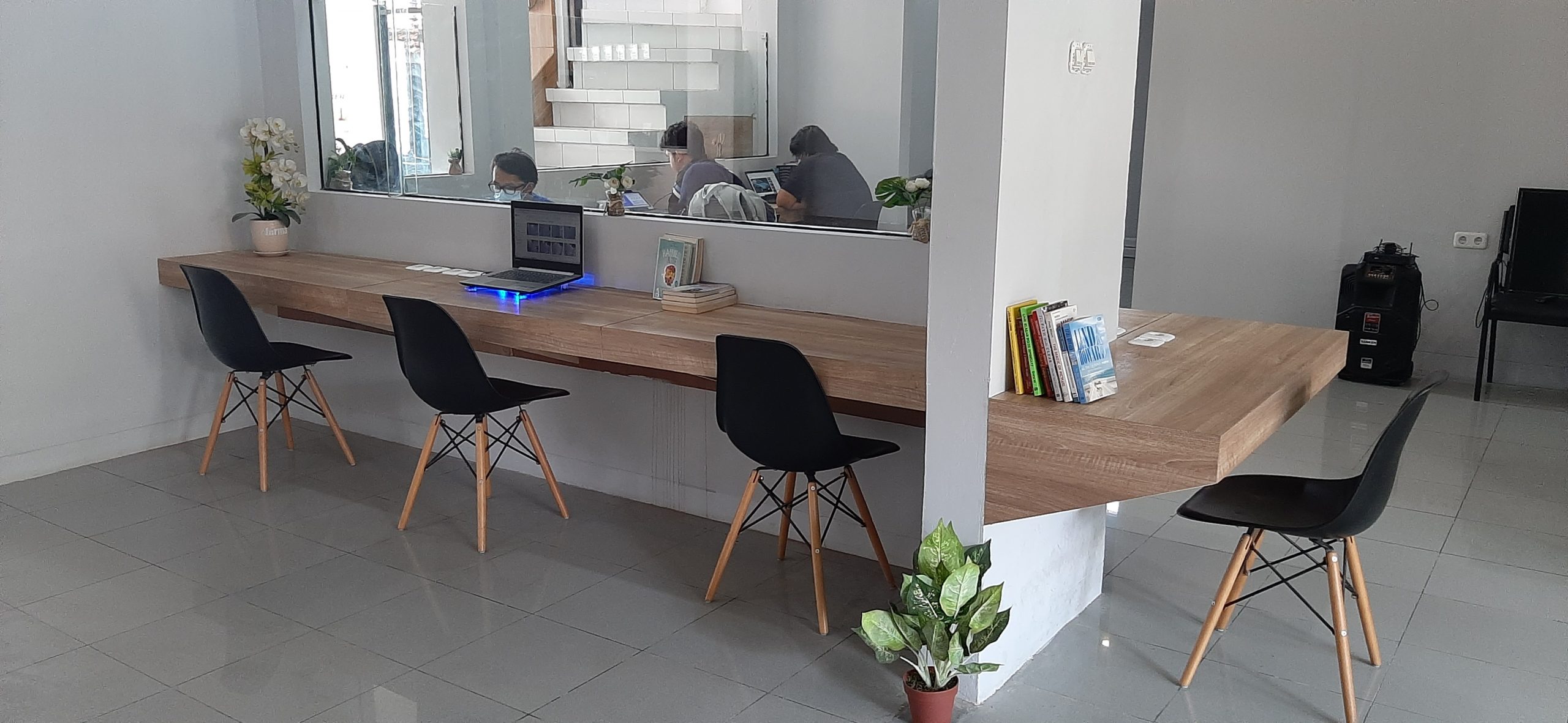 Pilih Mana? Kerja di Coworking Space atau Coffee Shop? - El Samara